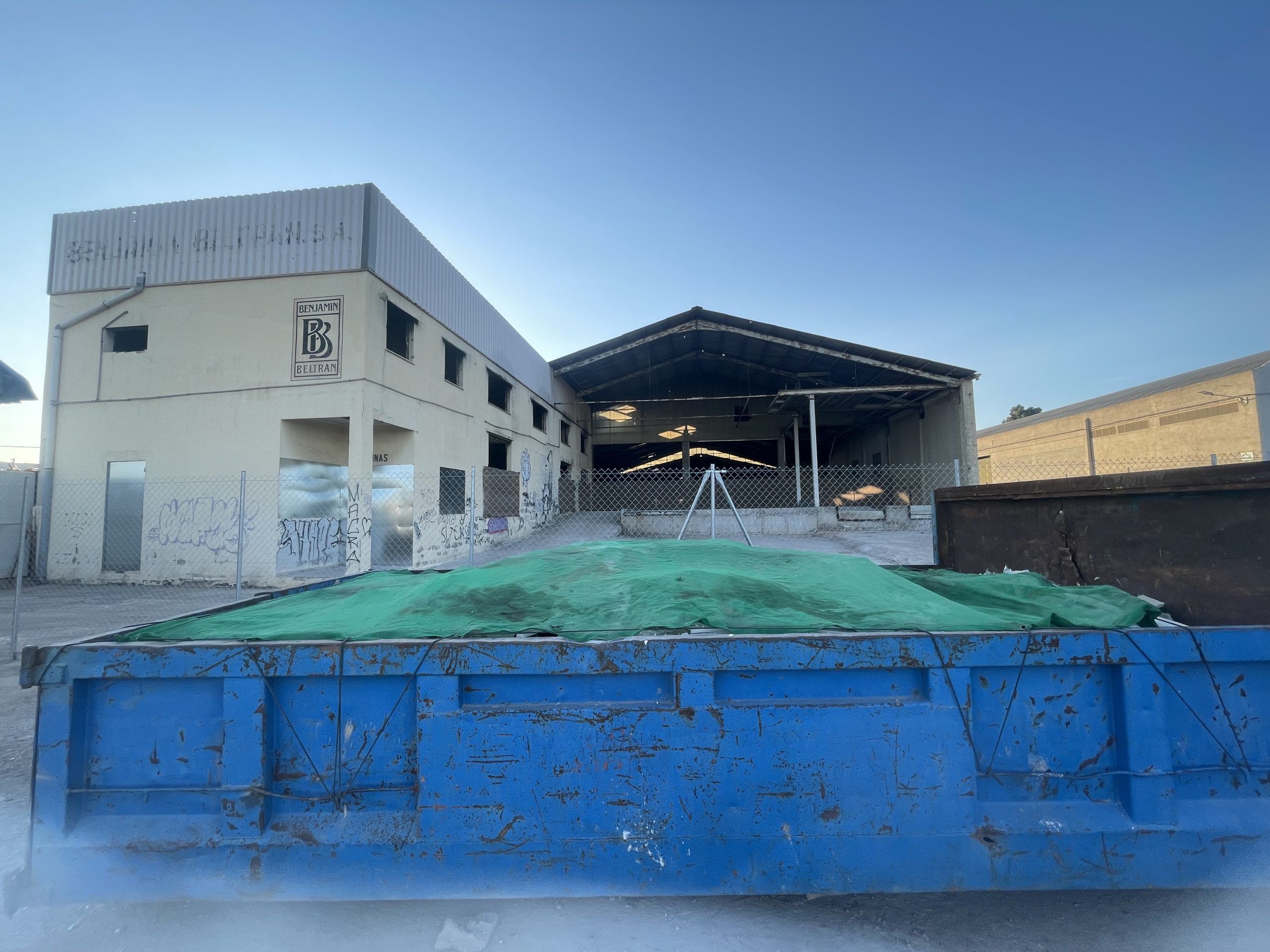 Adiós a una década de abandono en el antiguo almacén de Benjamín ...